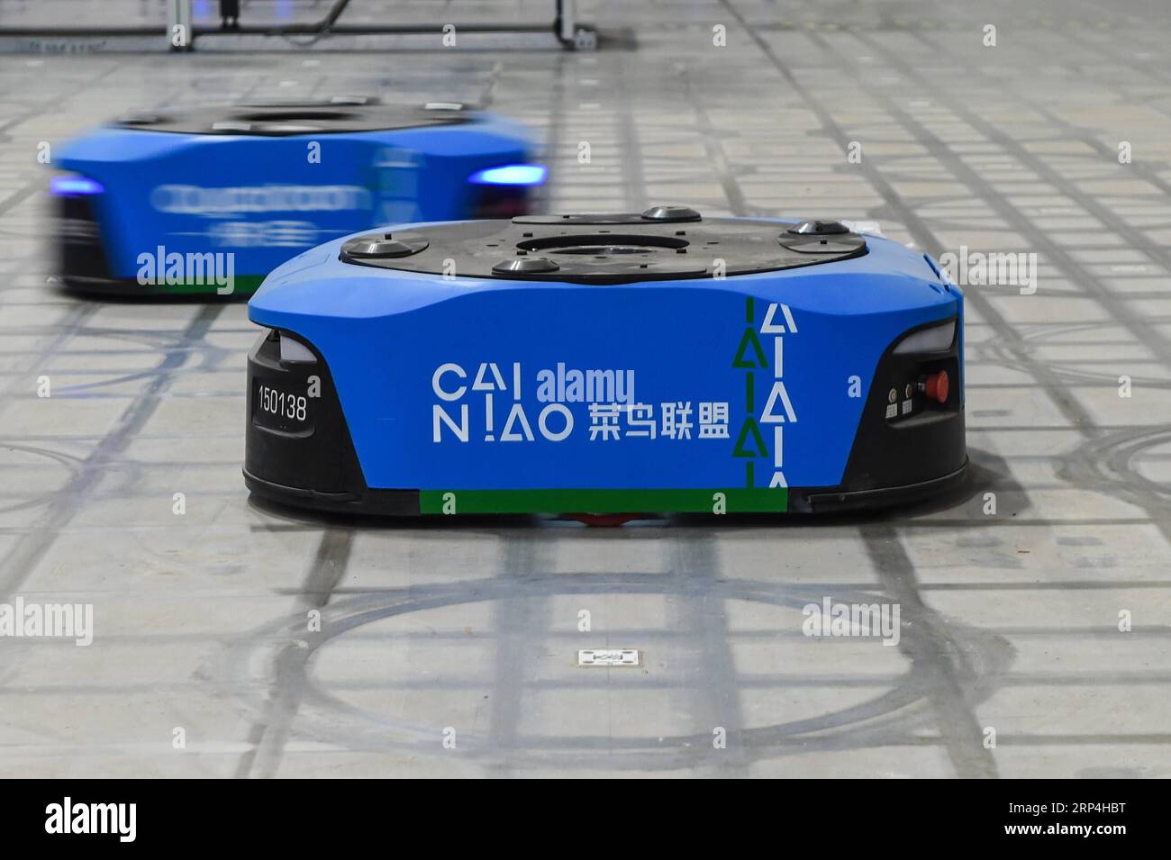 (181109) -- WUXI, 9 novembre 2018 -- i robot si preparano a trasportare ...