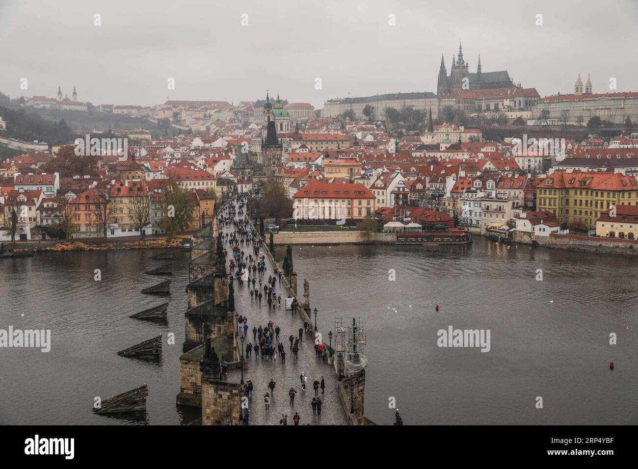 (181121) -- PRAGA, 21 novembre 2018 -- i turisti camminano sul Ponte ...