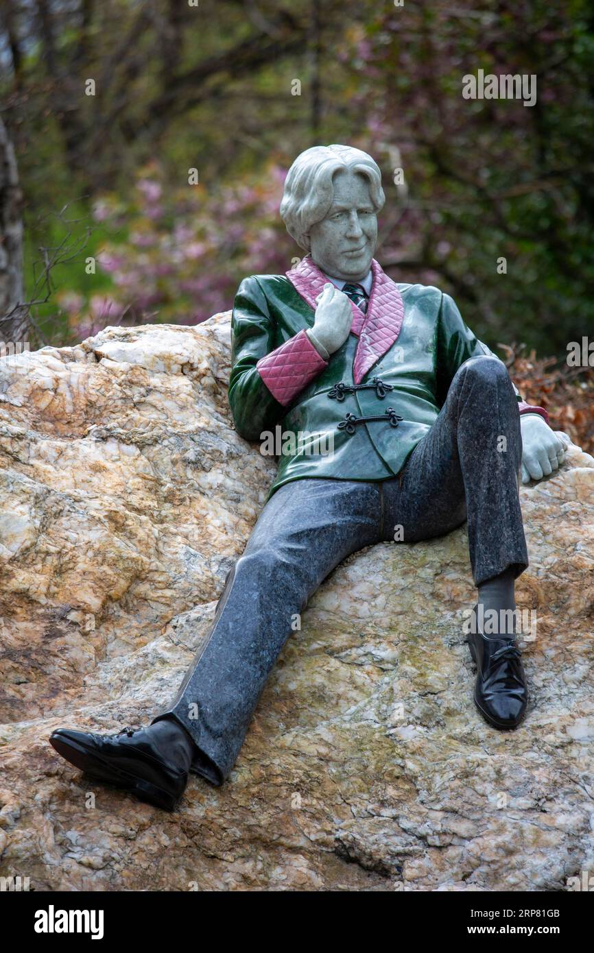 La statua dello scultore Danny Osborne del drammaturgo e poeta ...