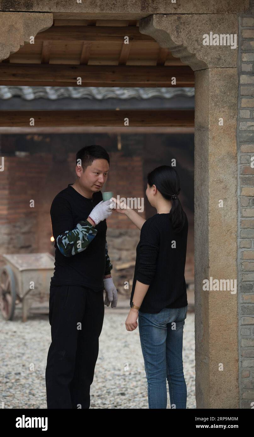 (190411) -- LONGQUAN, 11 aprile 2019 (Xinhua) -- Liu Jie riceve il tè dalla moglie nel suo ...