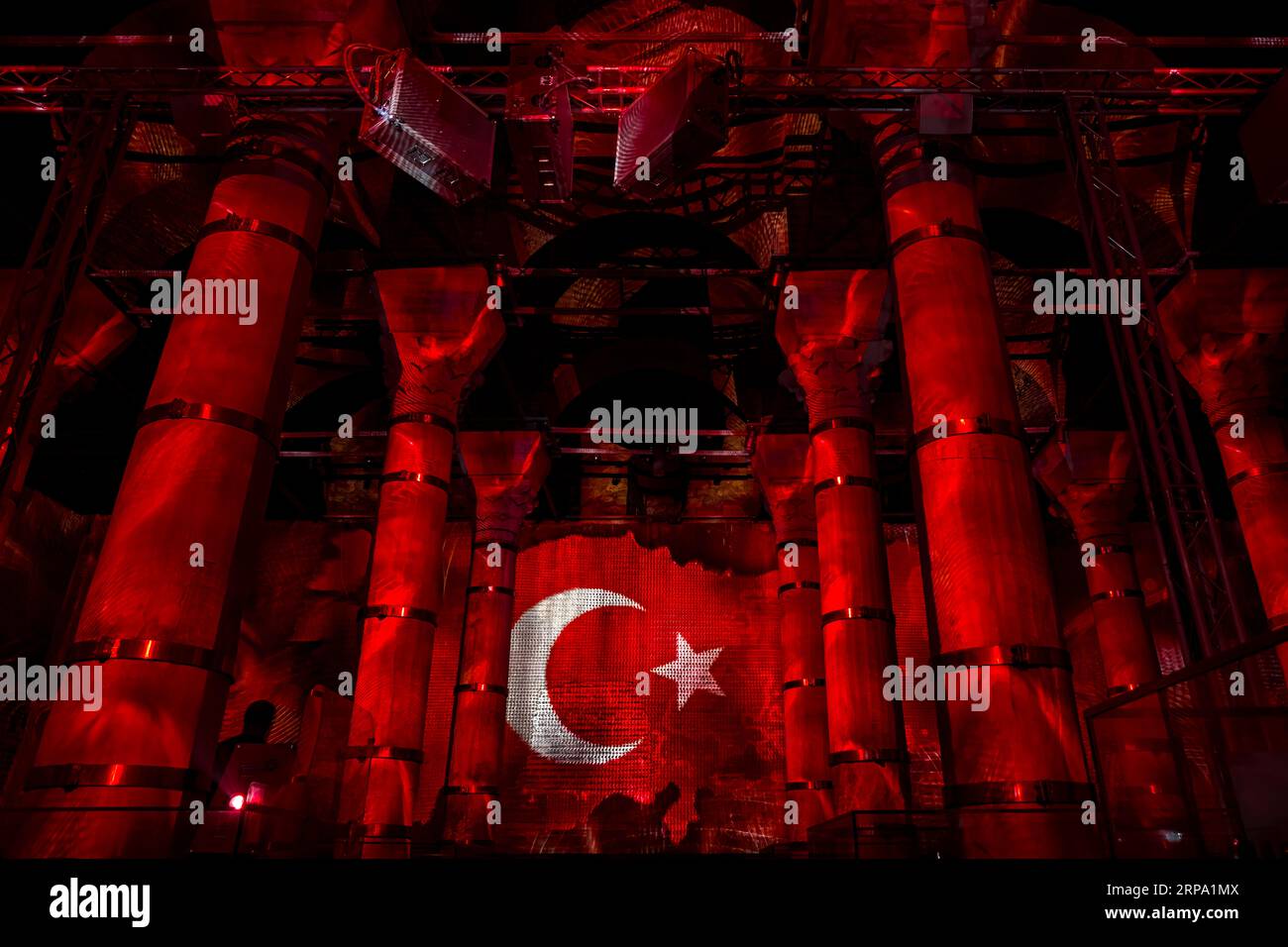 Spettacolo di luci laser alla Cisterna Theodosius (Serefiye Sarnici ...