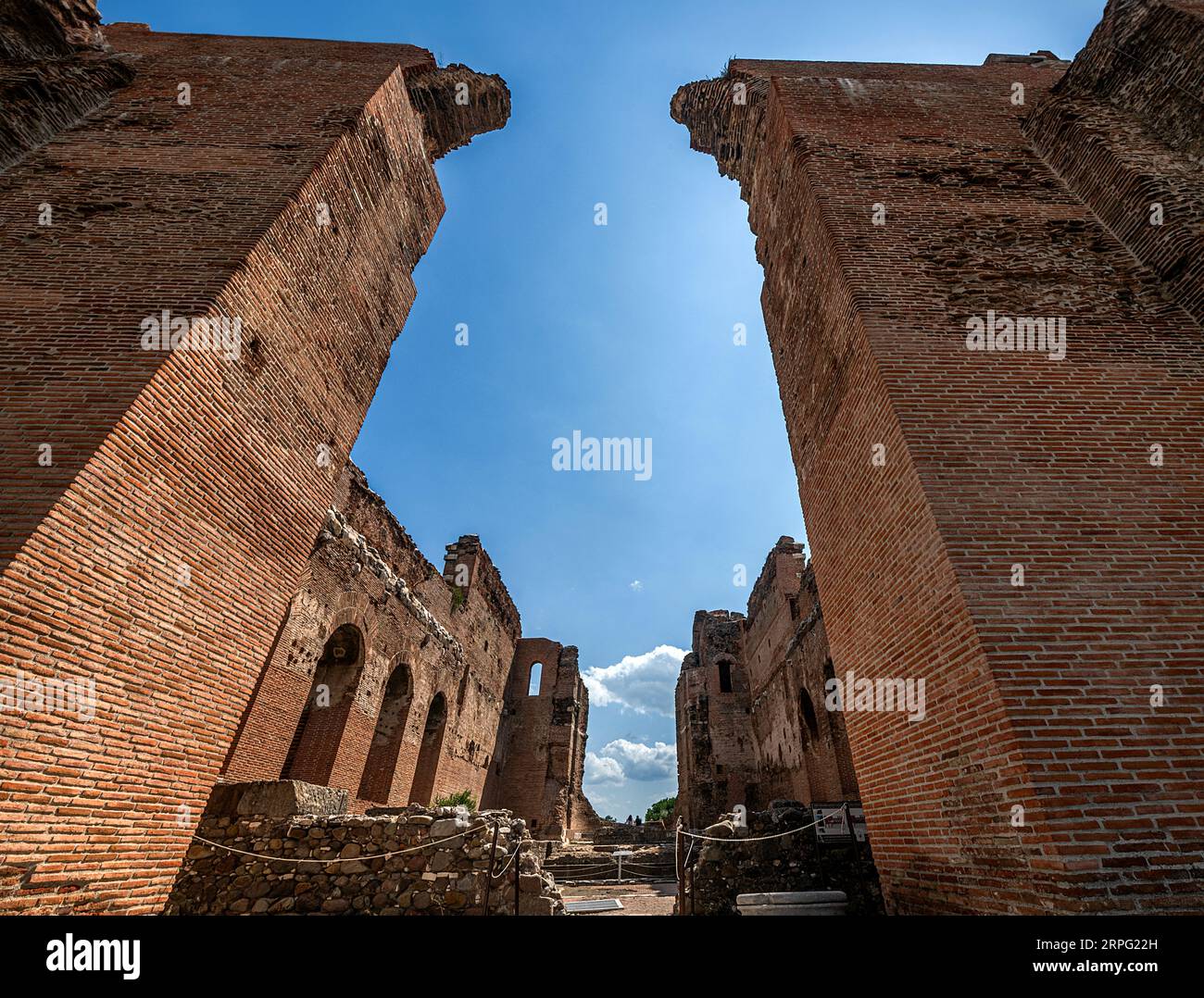 Cortile rosso immagini e fotografie stock ad alta risoluzione - Alamy