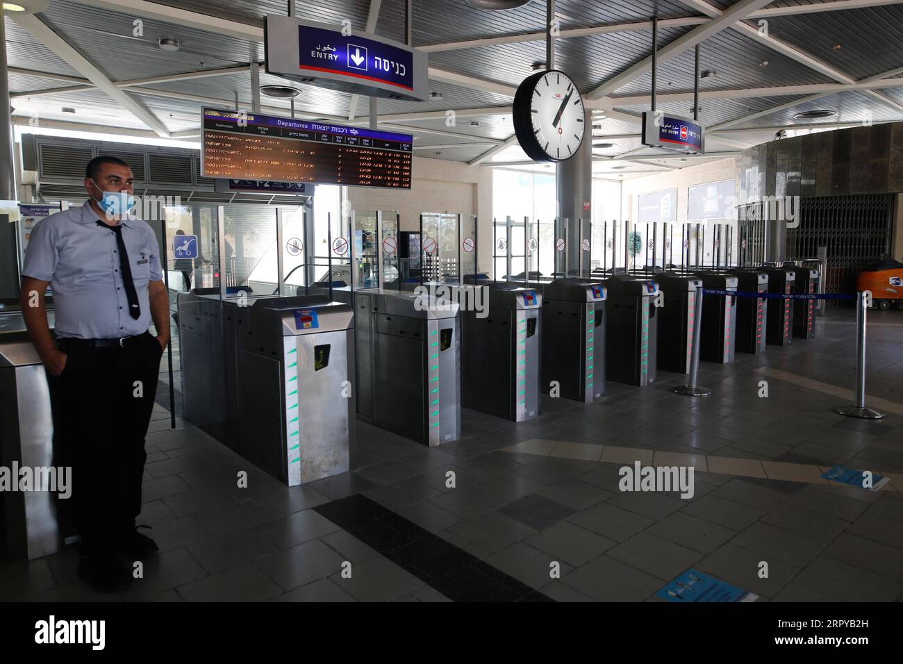 200623 -- MODIIN, 23 giugno 2020 Xinhua -- Un membro del personale è ...