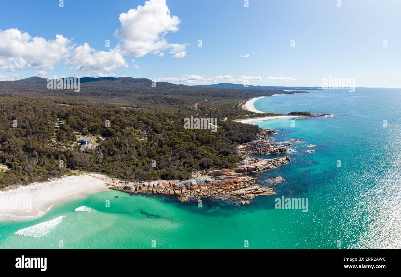 Una vista aerea delle iconiche rocce ricoperte di licheni e delle acque ...