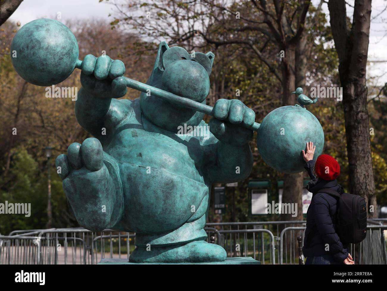 210327 -- PARIGI, 27 marzo 2021 -- Un visitatore tocca una statua di bronzo del fumettista belga ...