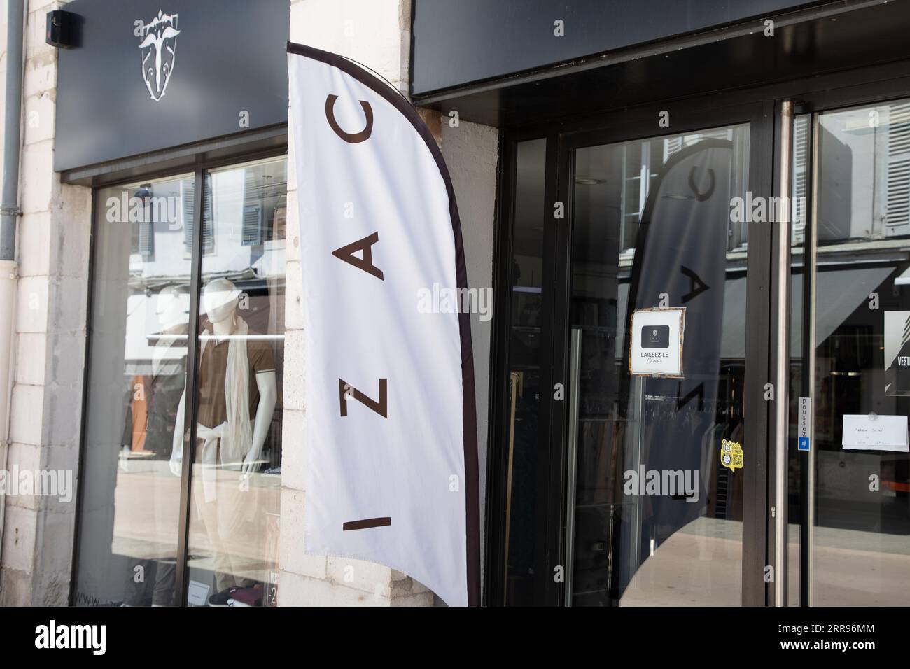 Negozio di abbigliamento di lusso parigi vetrine immagini e fotografie ...