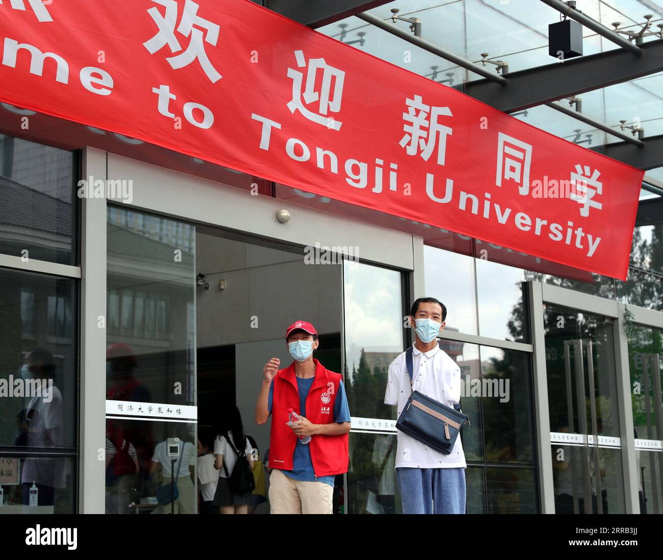 210830 -- SHANGHAI, 30 agosto 2021 -- Peng Chao arriva alla Scuola di ...
