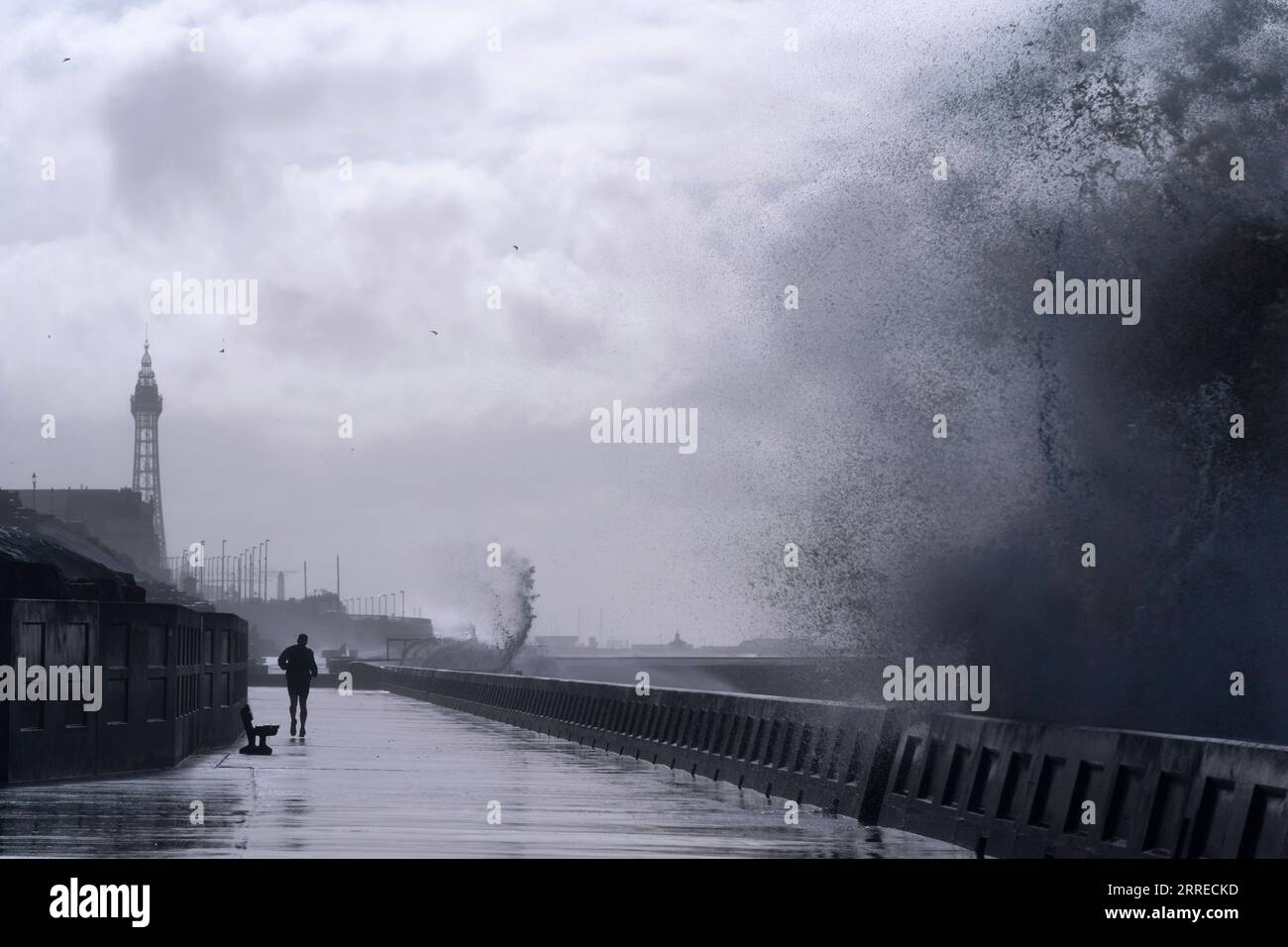 220219 -- BLACKPOOL, 19 febbraio 2022 -- la foto scattata il 18 febbraio 2022 mostra le onde che ...