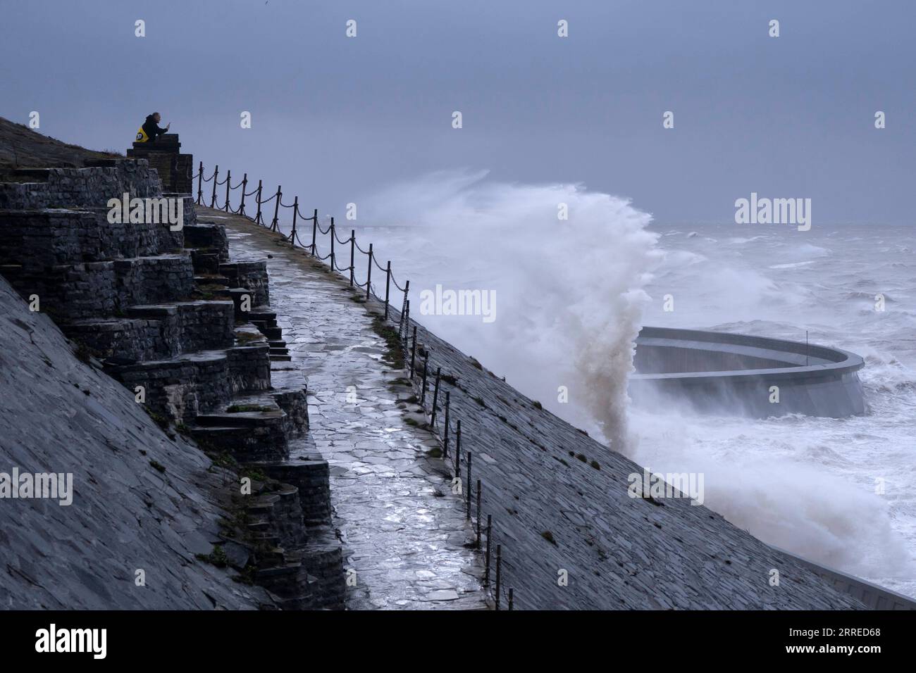 220219 -- BLACKPOOL, 19 febbraio 2022 -- la foto scattata il 18 febbraio 2022 mostra le onde che ...