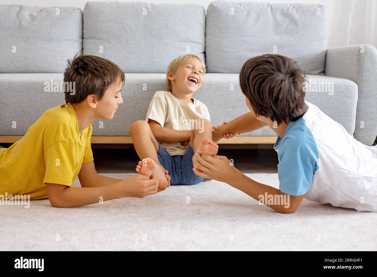 Tickling boy feet immagini e fotografie stock ad alta risoluzione - Alamy