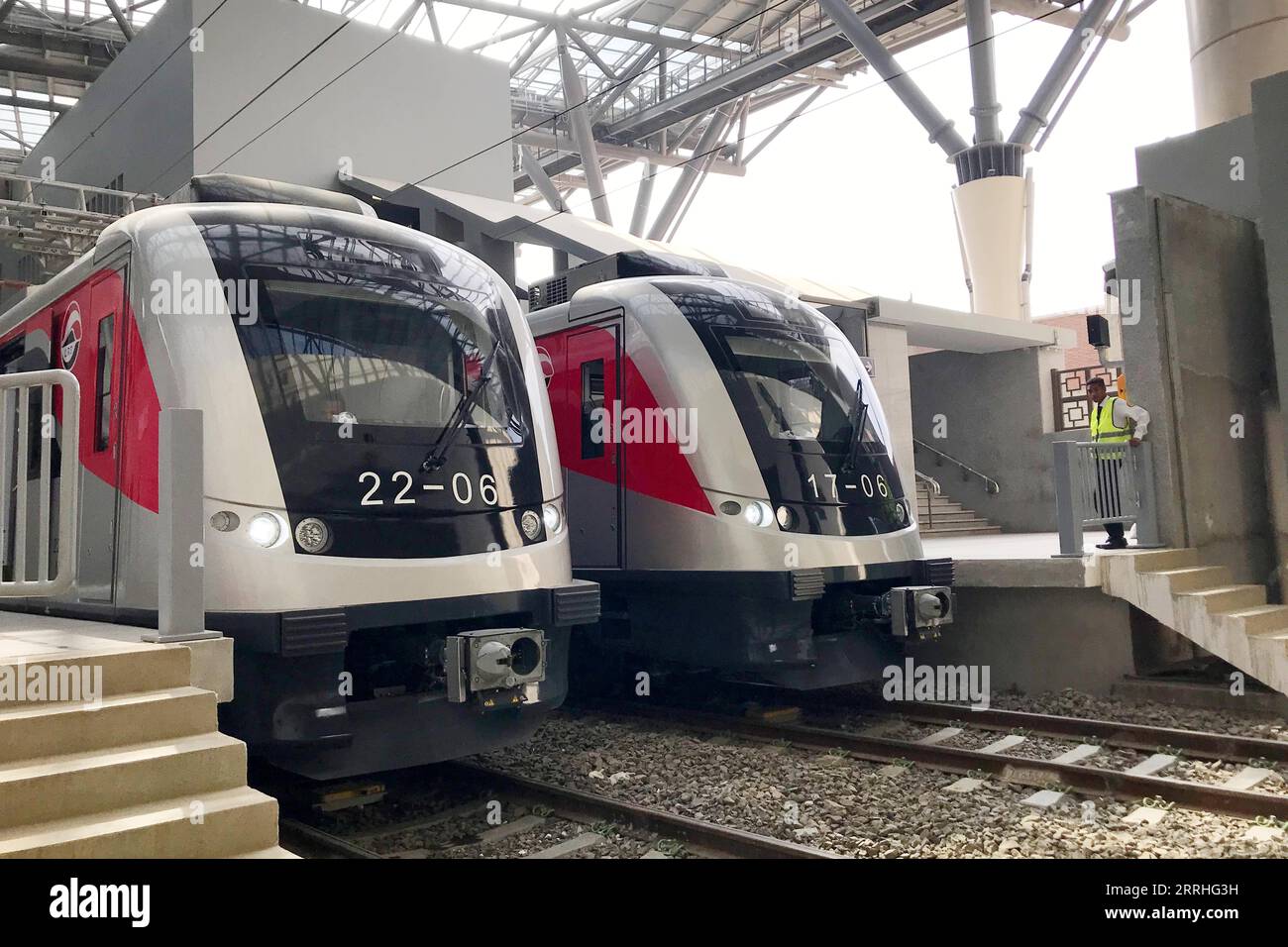 220630 -- CAIRO, 30 giugno 2022 -- la foto mostra i treni Light Rail Transit durante una corsa ...