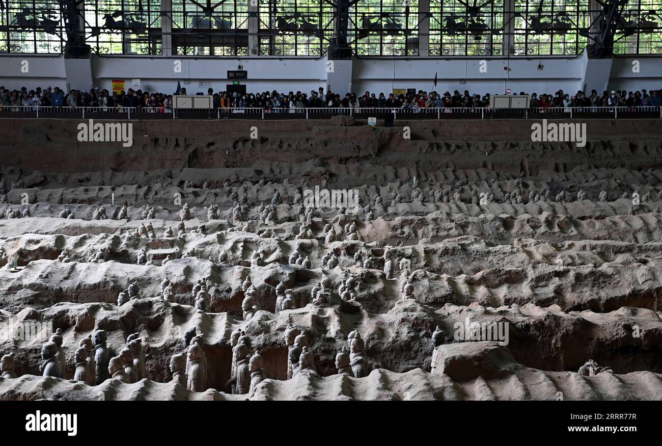 230511 -- XI AN, 11 maggio 2023 -- le persone visitano la fossa n. 1 ...