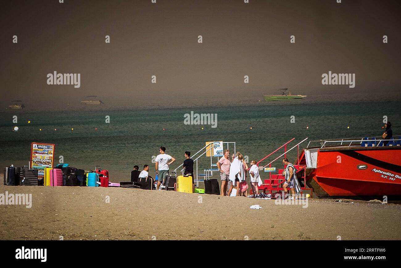 230723 -- ISOLA DI RODI, 23 luglio 2023 -- la gente aspetta di evacuare ...