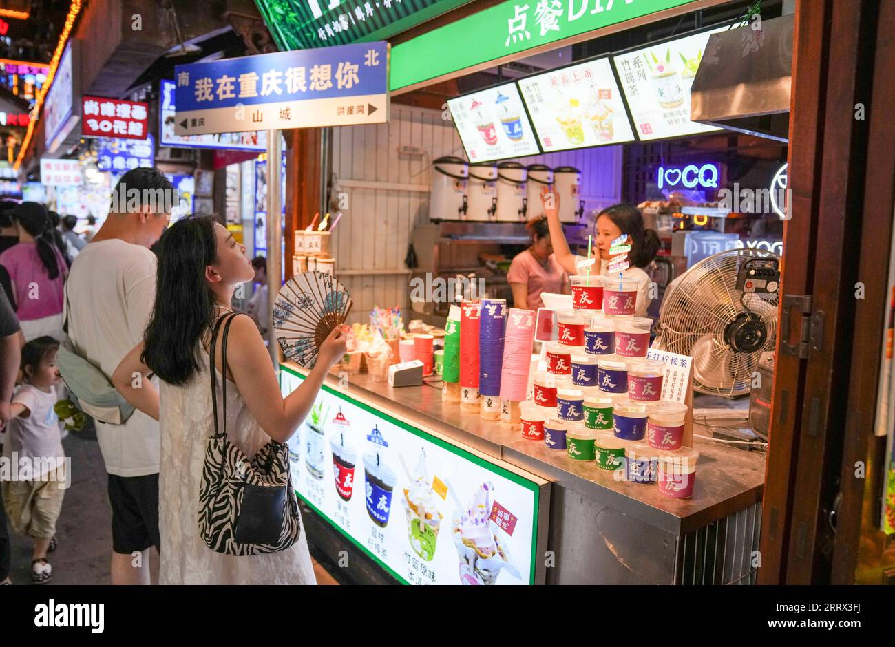 230818 -- PECHINO, 18 agosto 2023 -- i clienti acquistano bevande ...