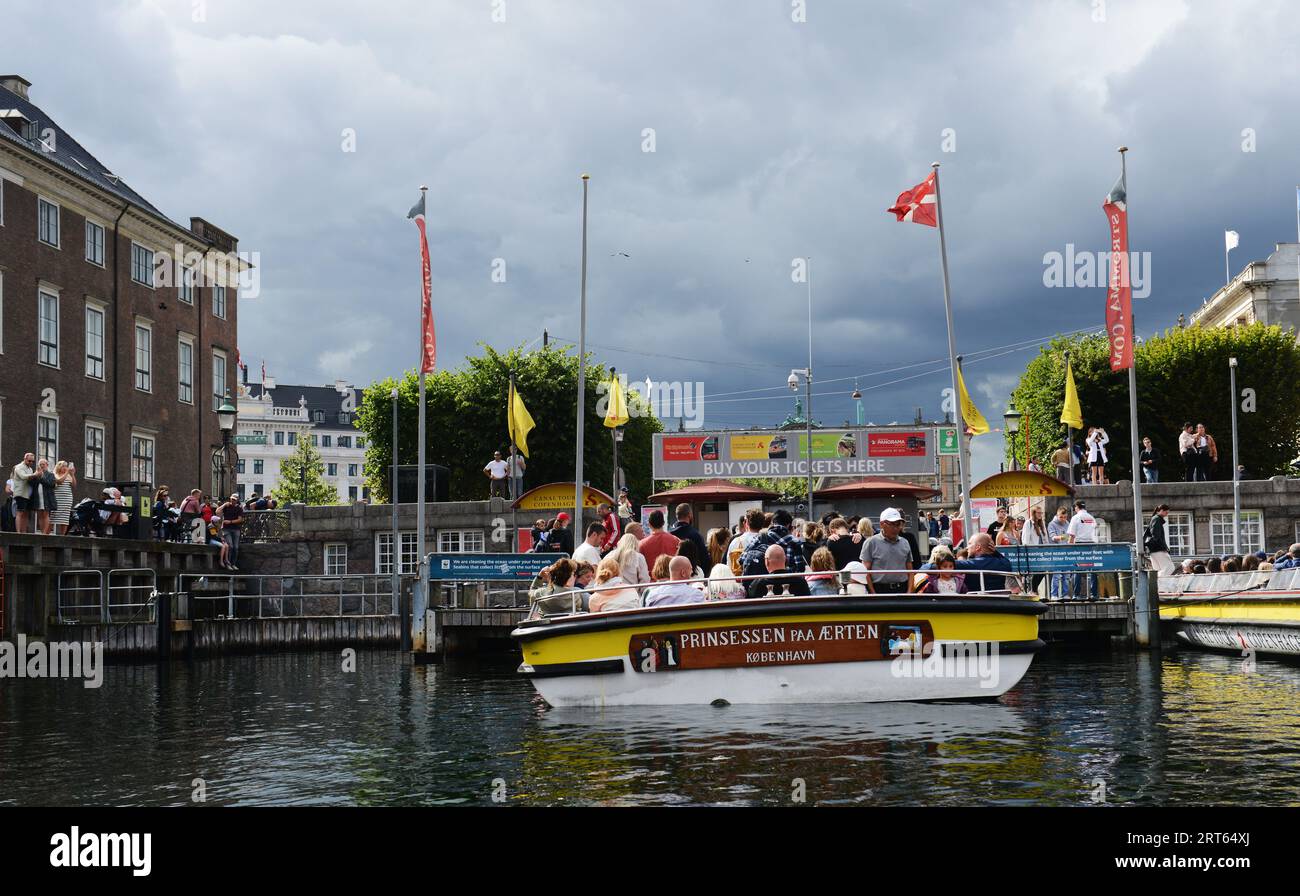 Vecchie barche colorate nyhavn copenaghen immagini e fotografie stock ...