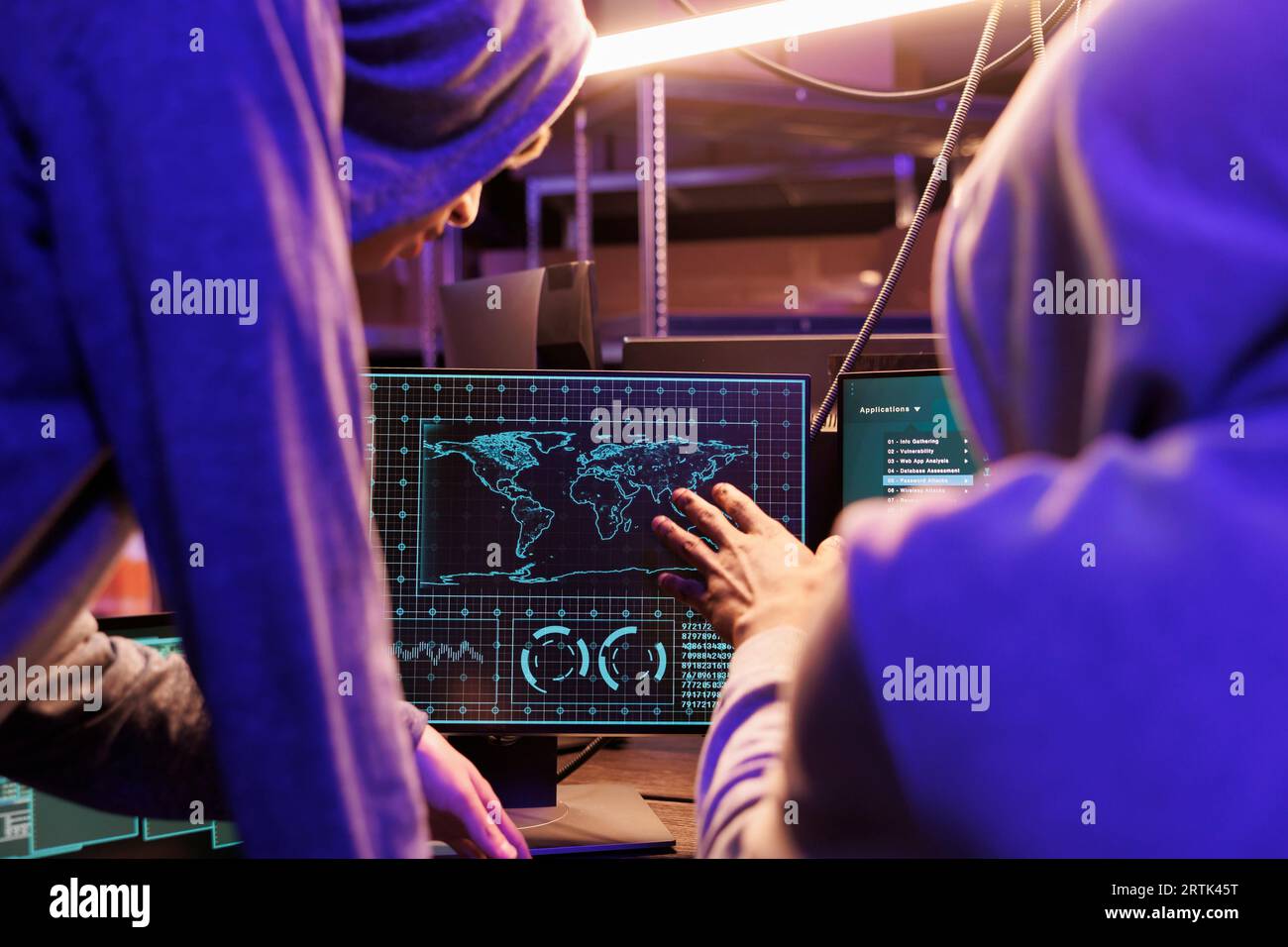 Gli hacker spiano online e controllano i dati riservati sullo schermo ...