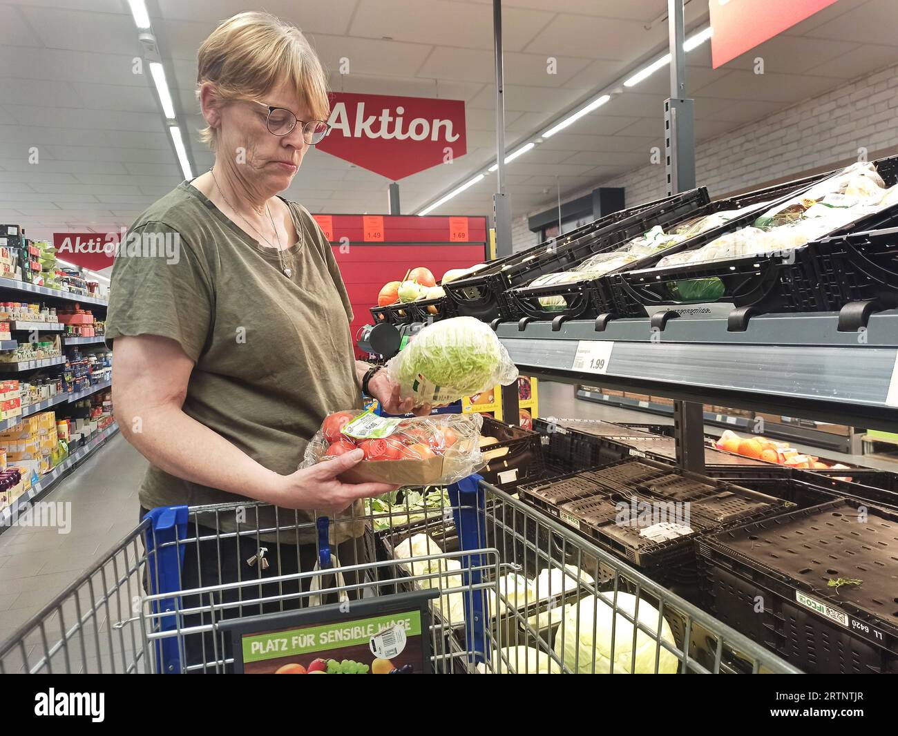 Aldi-Einkauf zu Zeiten von inflation und Teuerung in Deutschland Aldi ...