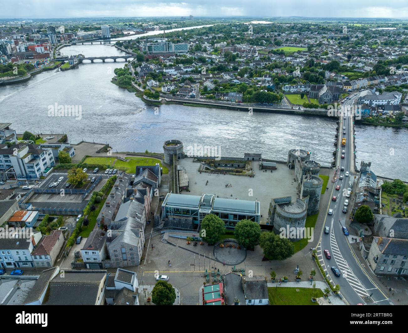 Vista aerea della città di Limerick e del castello di King John su King ...