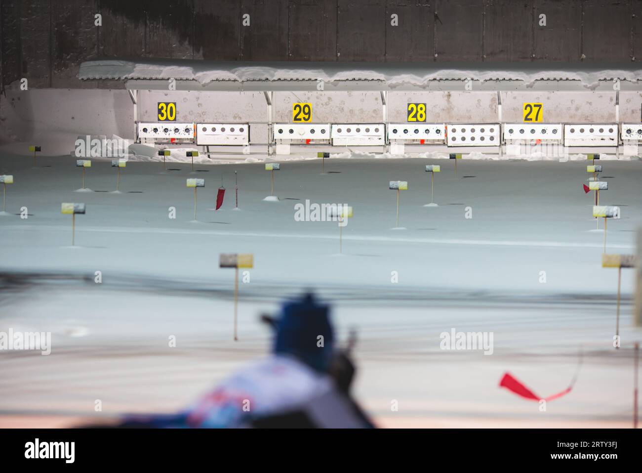 Biatleta con fucile su un poligono di tiro durante l'allenamento di ...