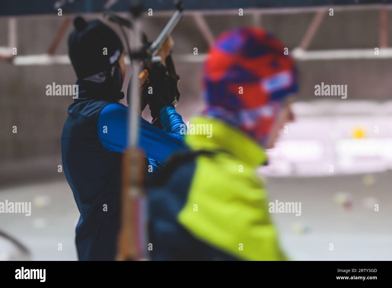 Biatleta con fucile su un poligono di tiro durante l'allenamento di ...