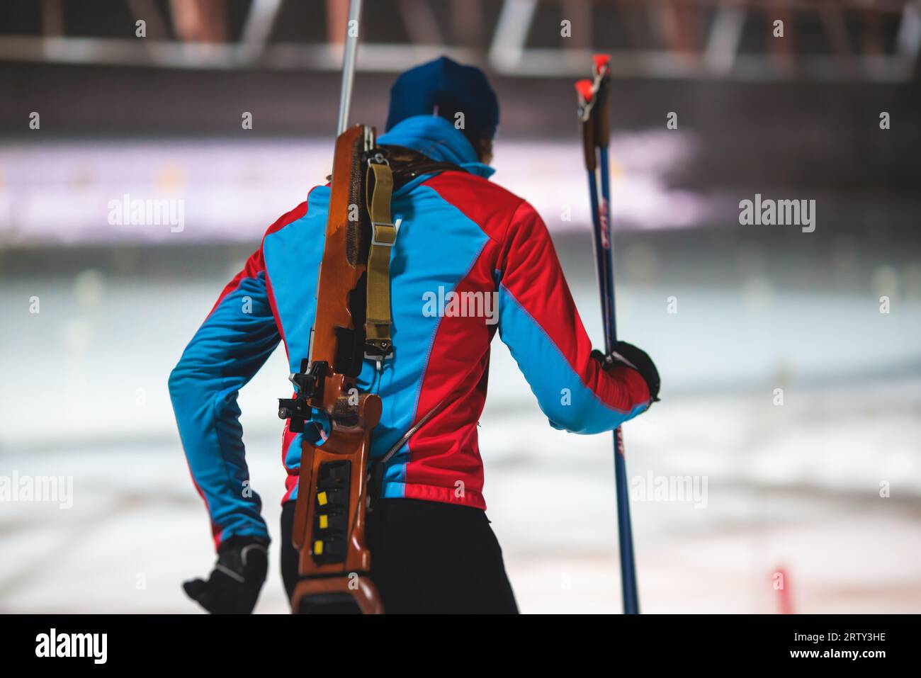 Biatleta con fucile su un poligono di tiro durante l'allenamento di ...