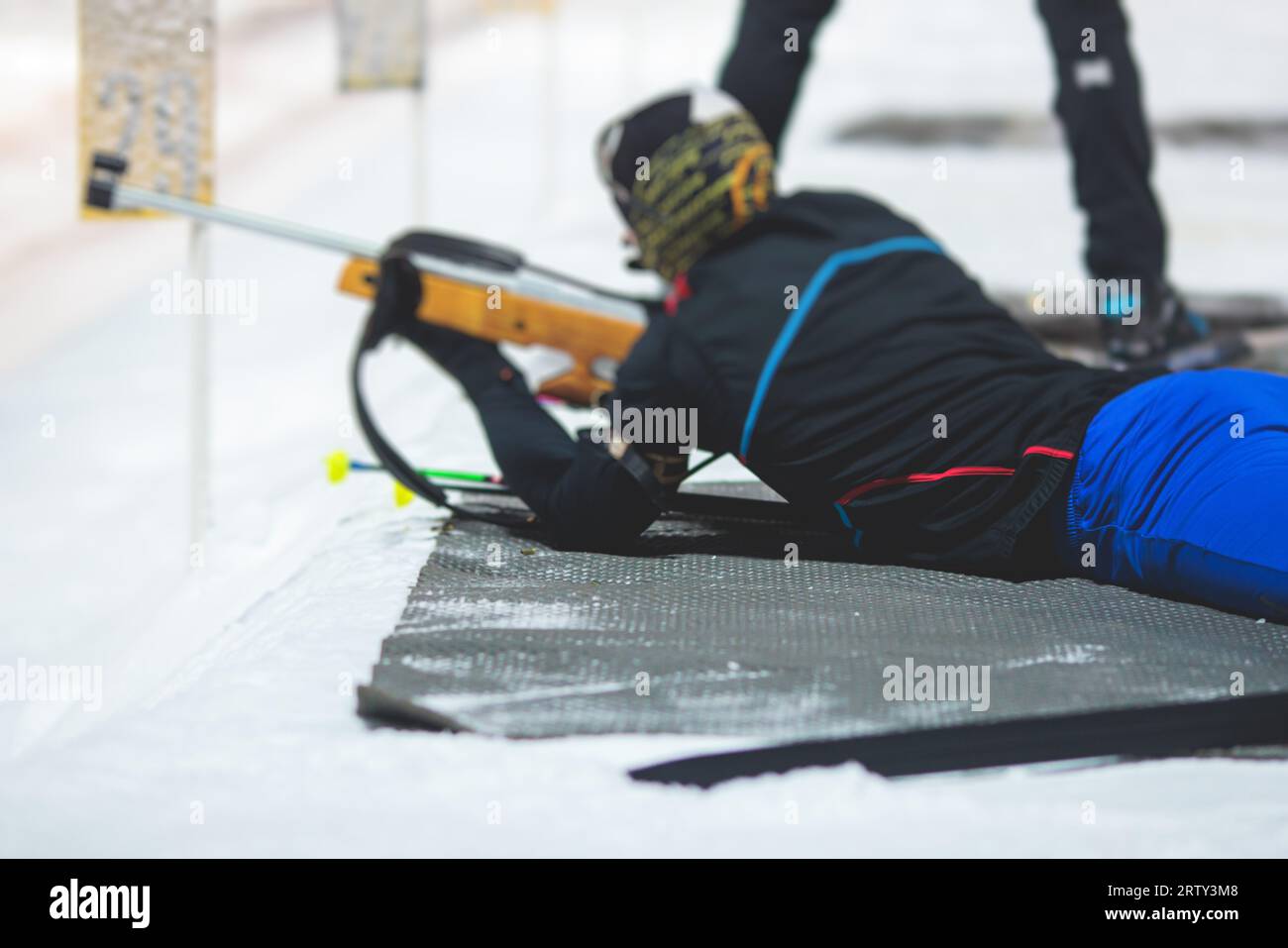 Biatleta con fucile su un poligono di tiro durante l'allenamento di ...
