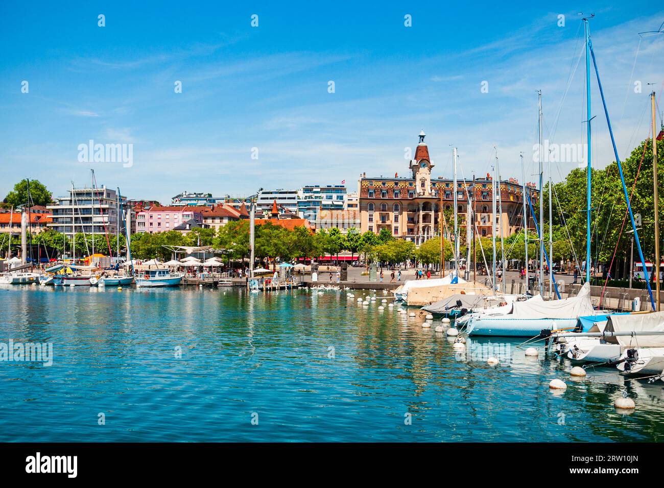 Barche nel porto di Losanna. Losanna è la capitale e la più grande città del Cantone di Vaud ...