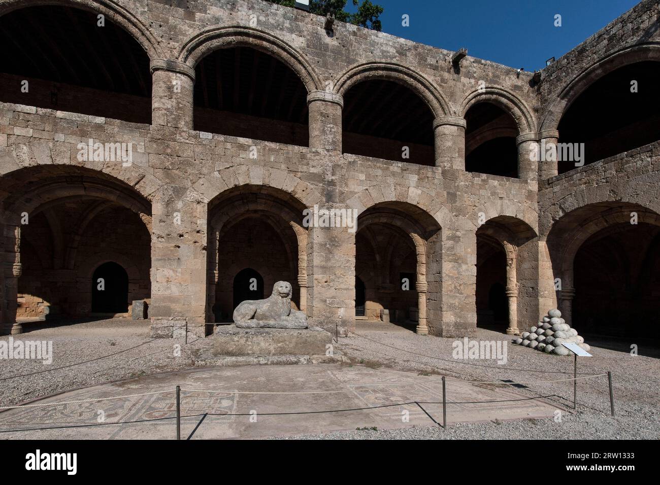 Edificio a due piani con un grande cortile e galleria circostante ...