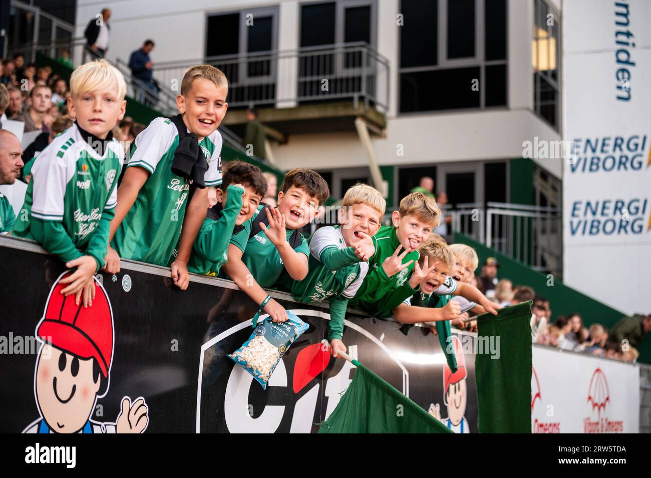 Viborg, Danimarca. 15 settembre 2023. I giovani tifosi del Viborg FF ...