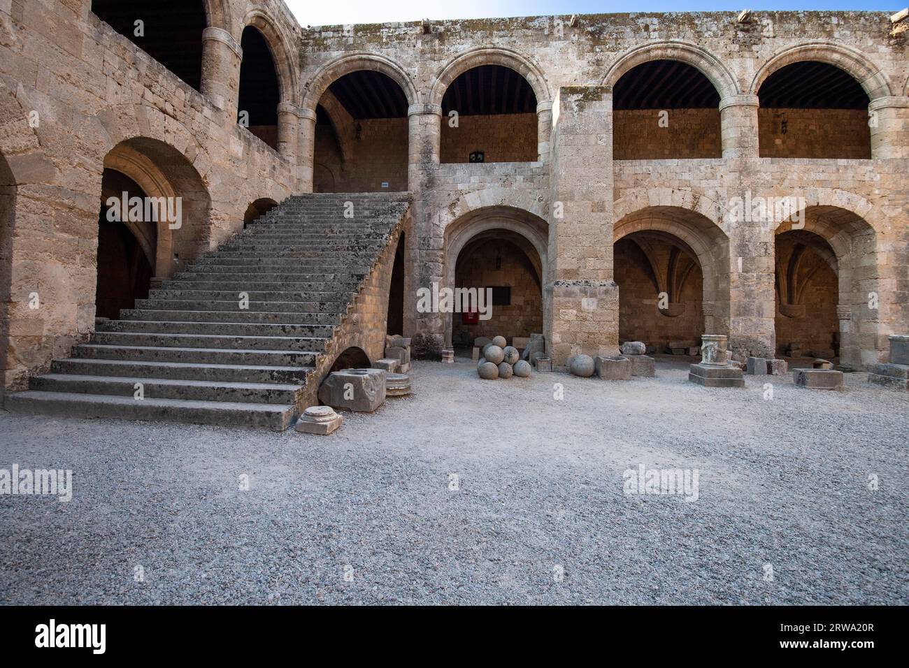 Edificio a due piani con un grande cortile e galleria circostante ...