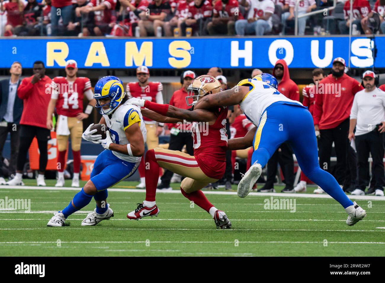 Il wide receiver dei Los Angeles Rams Puka Nacua (17) viene placcato ...