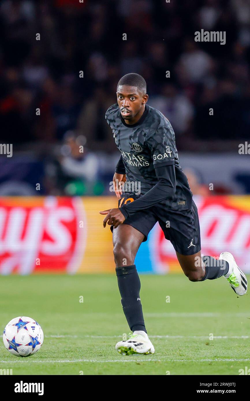 PARIGI, FRANCIA - 19 SETTEMBRE: Ousmane Dembele (Paris Saint-Germain) controlla la palla durante ...