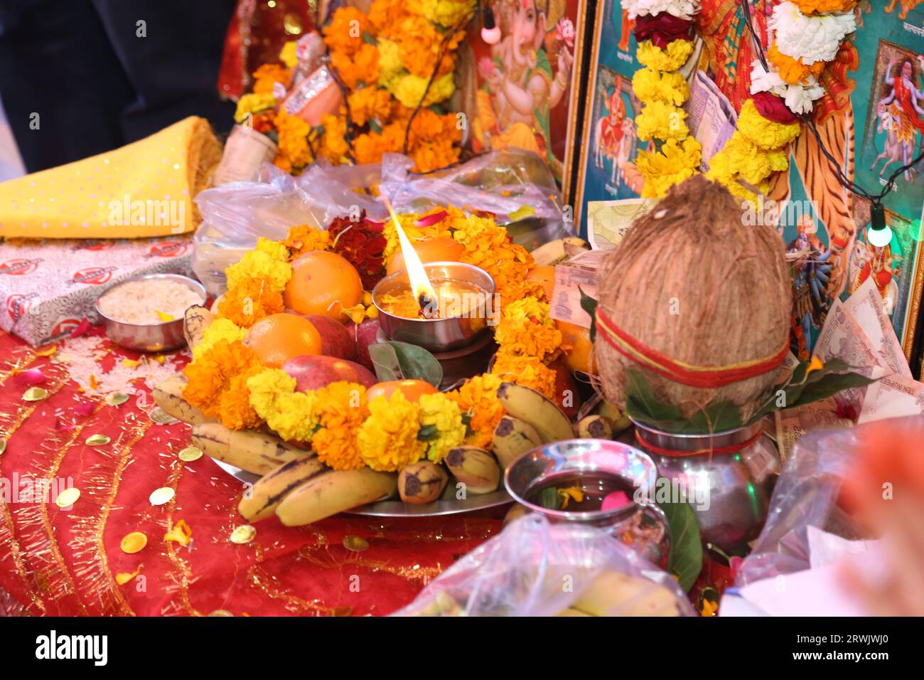 Puja prasad tradizionale immagini e fotografie stock ad alta ...