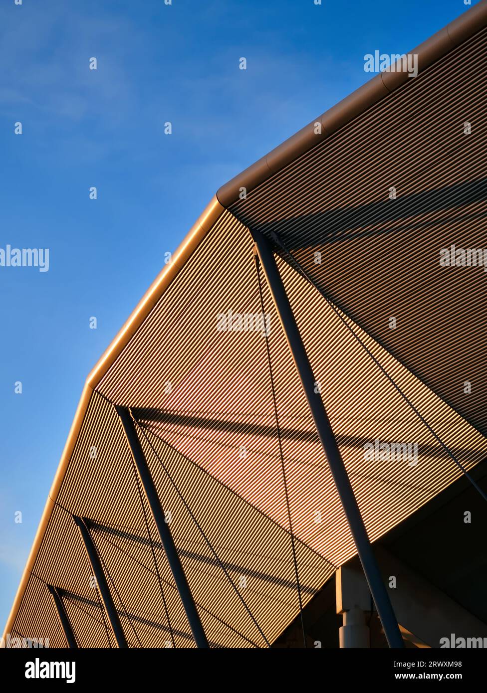 Il Rudolf-Harbig-Stadion è un classico stadio a livello singolo con ...