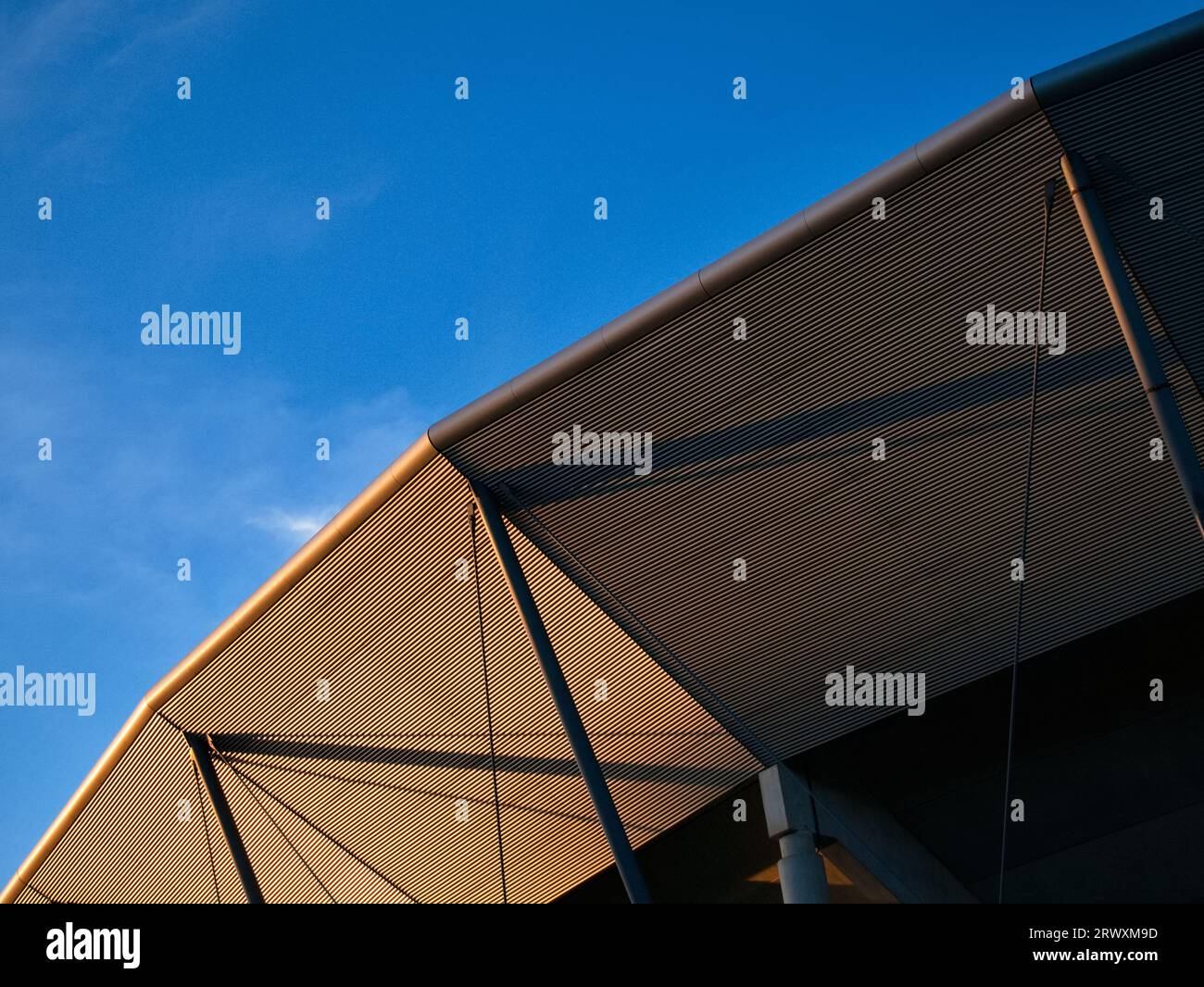 Il Rudolf-Harbig-Stadion è un classico stadio a livello singolo con ...