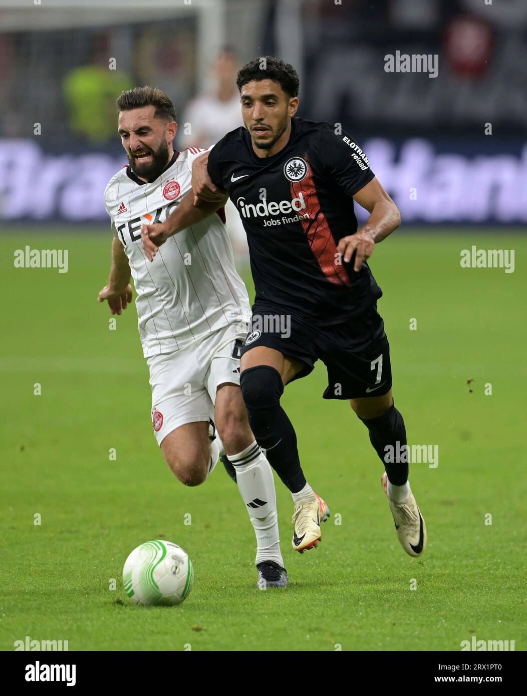 Omar Marmoush (re) gegen Graeme Shinnie fotografiert beim Fußball ...