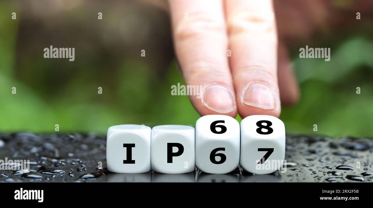 La mano sta girando i dadi e cambia l'espressione "IP67" in "IP68" come ...