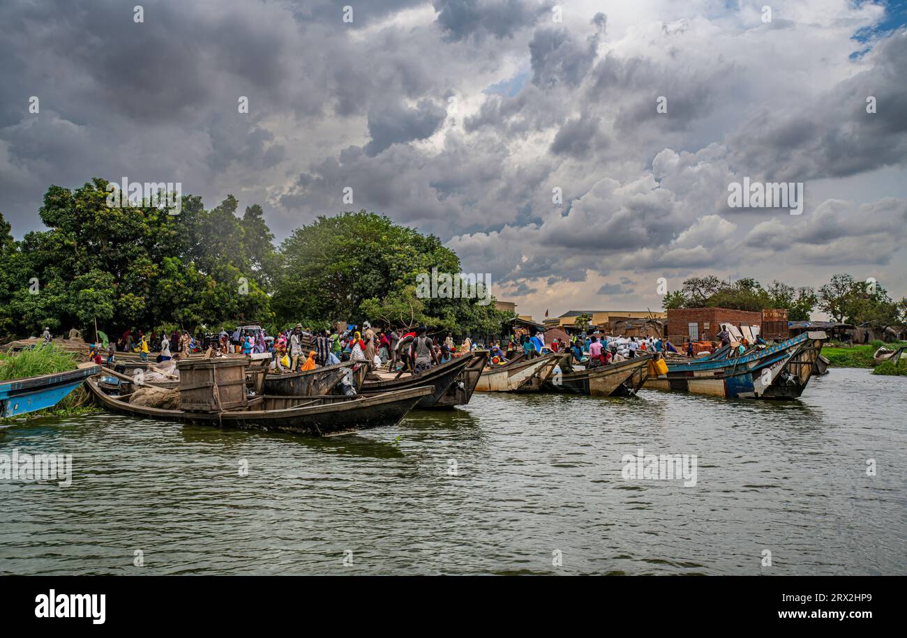 Porto delle barche sulle rive del lago Ciad, Ciad, Africa Foto stock ...