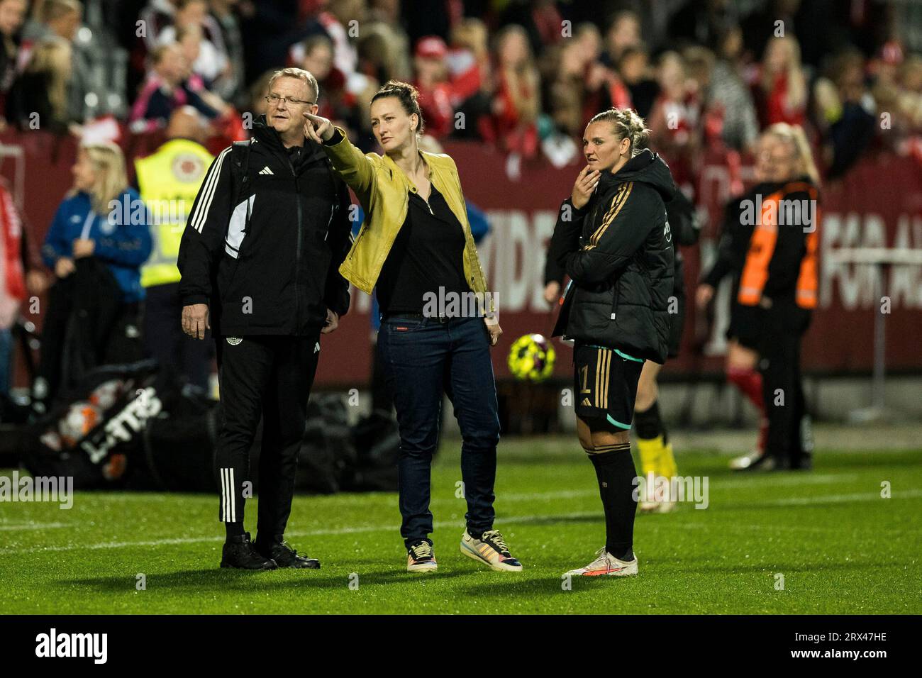 Almuth Schult (TV-Expertin und Nationalspielerin) zeigt Richtung ihrer ...