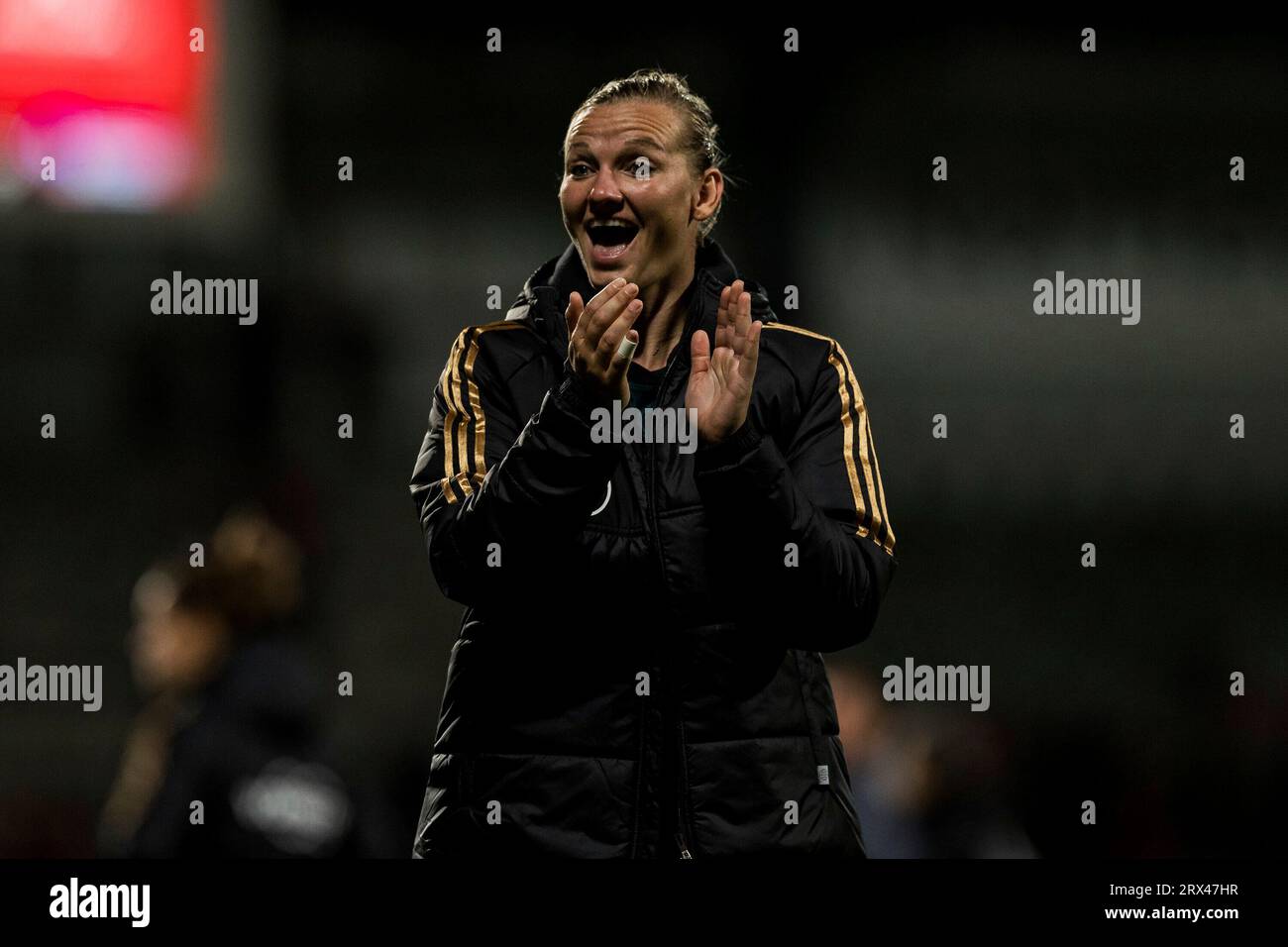 Alexandra Popp (Deutschland, n. 11) applaudiert nach dem Spiel fuer die ...