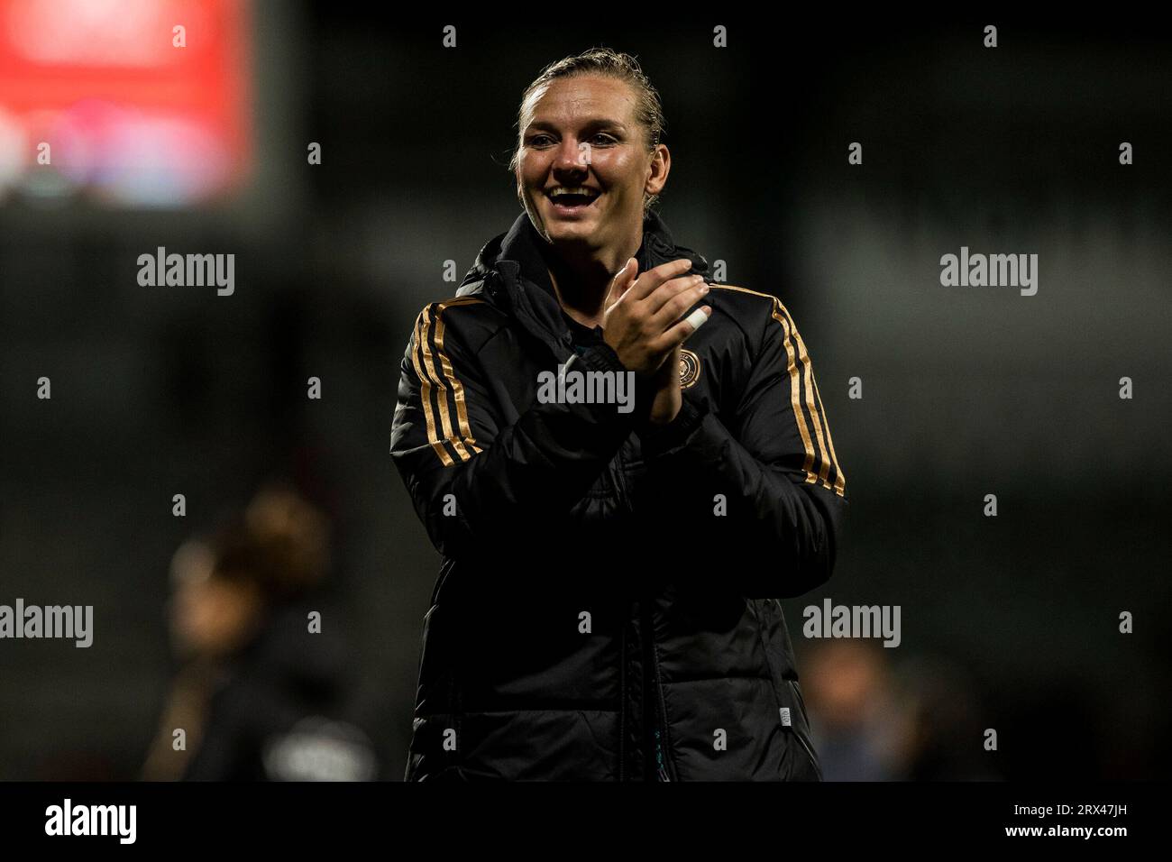 Alexandra Popp (Deutschland, n. 11) applaudiert nach dem Spiel fuer die ...