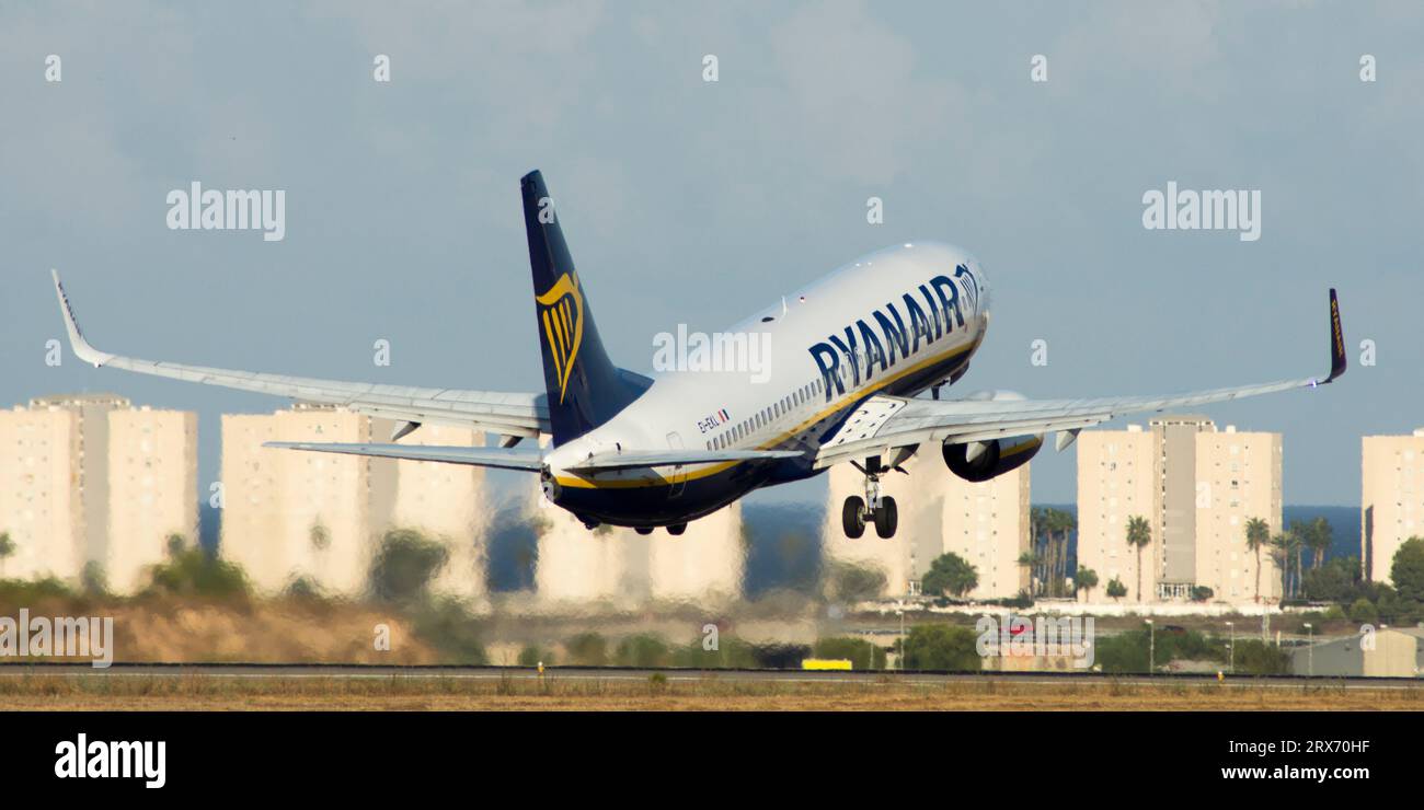 Avion despegando immagini e fotografie stock ad alta risoluzione - Alamy