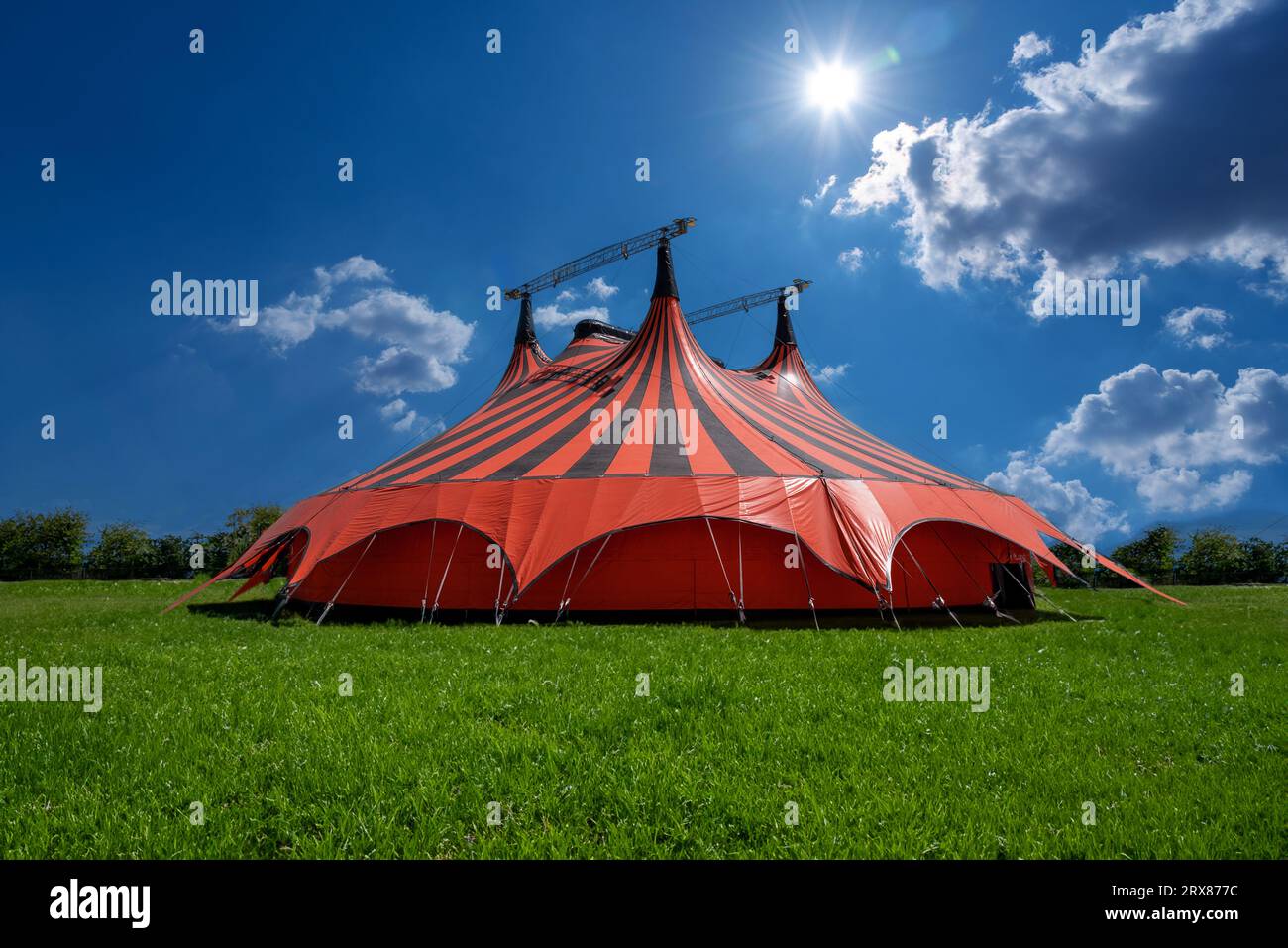 Tendone da circo verde nero immagini e fotografie stock ad alta ...