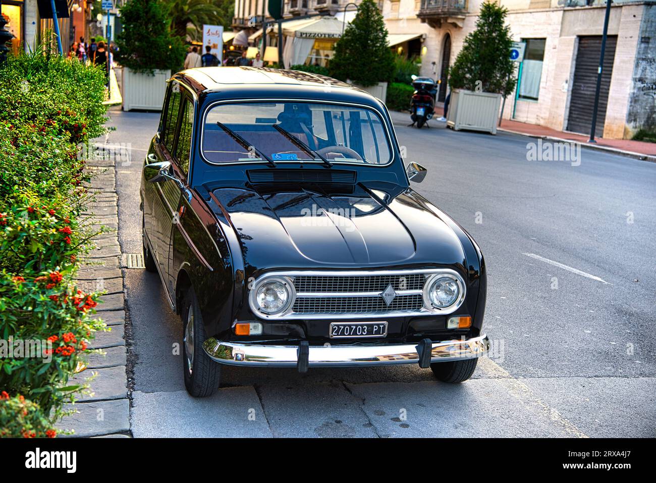 Vecchia renault classica immagini e fotografie stock ad alta ...