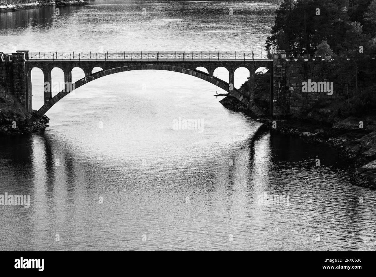 Ponti ad arco in pietra Foto e Immagini Stock in Bianco e Nero - Alamy