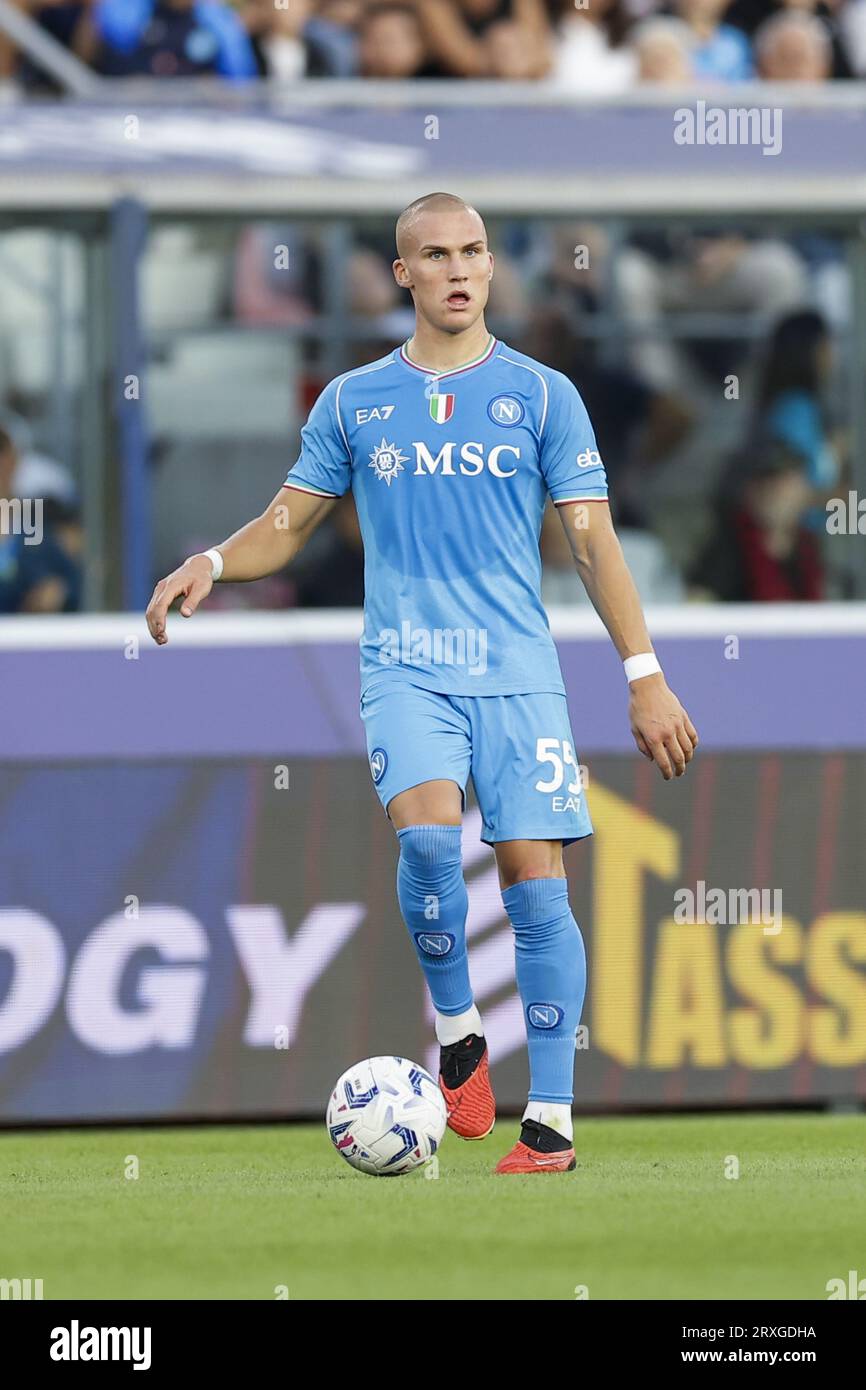 Il difensore norvegese di SSC Napoliâ€™Leo Skiri Ostigard controlla la ...