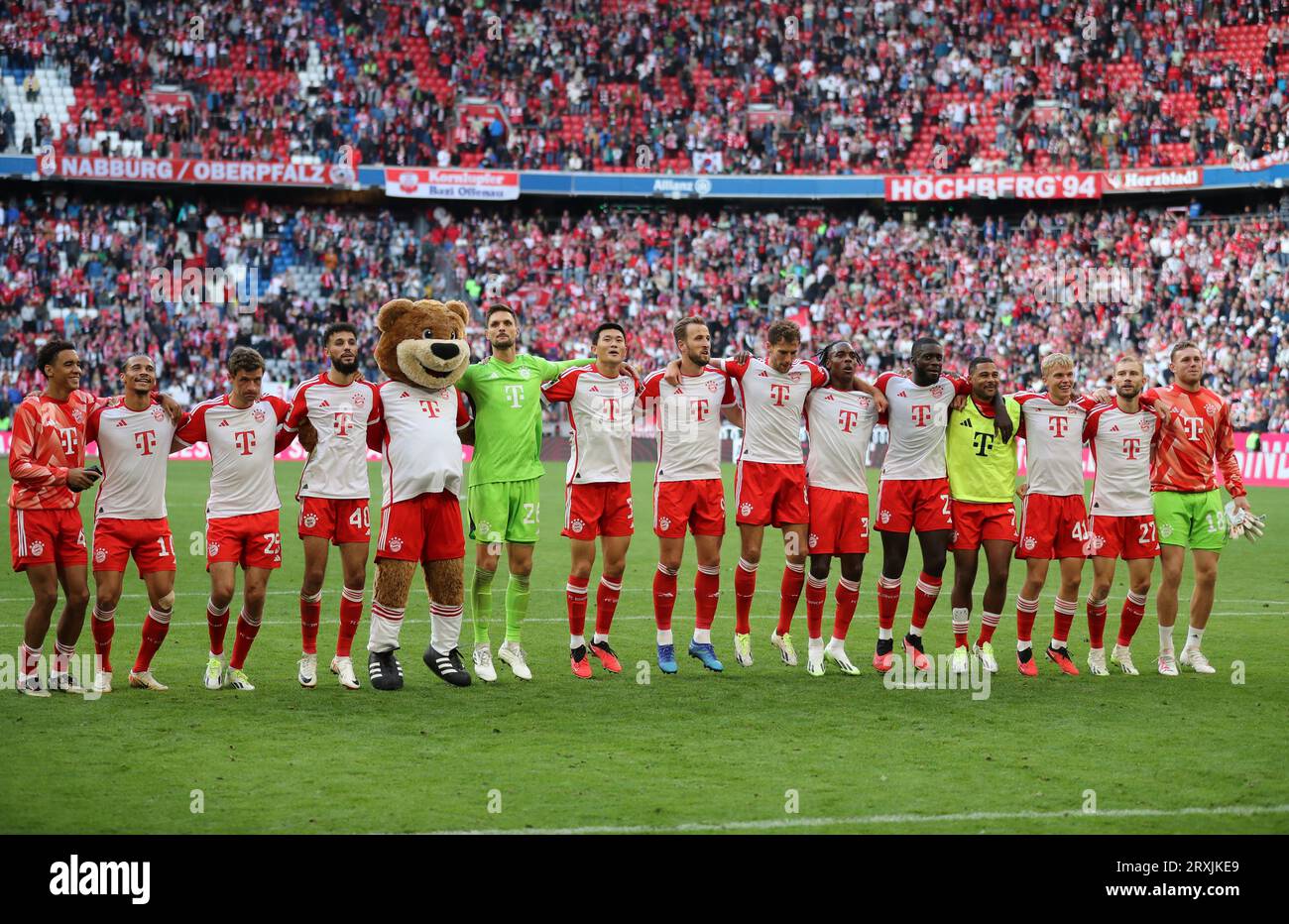 Mannschaft FC Bayern Muenchen feiert den Sieg FC Bayern Muenchen vs VFL ...