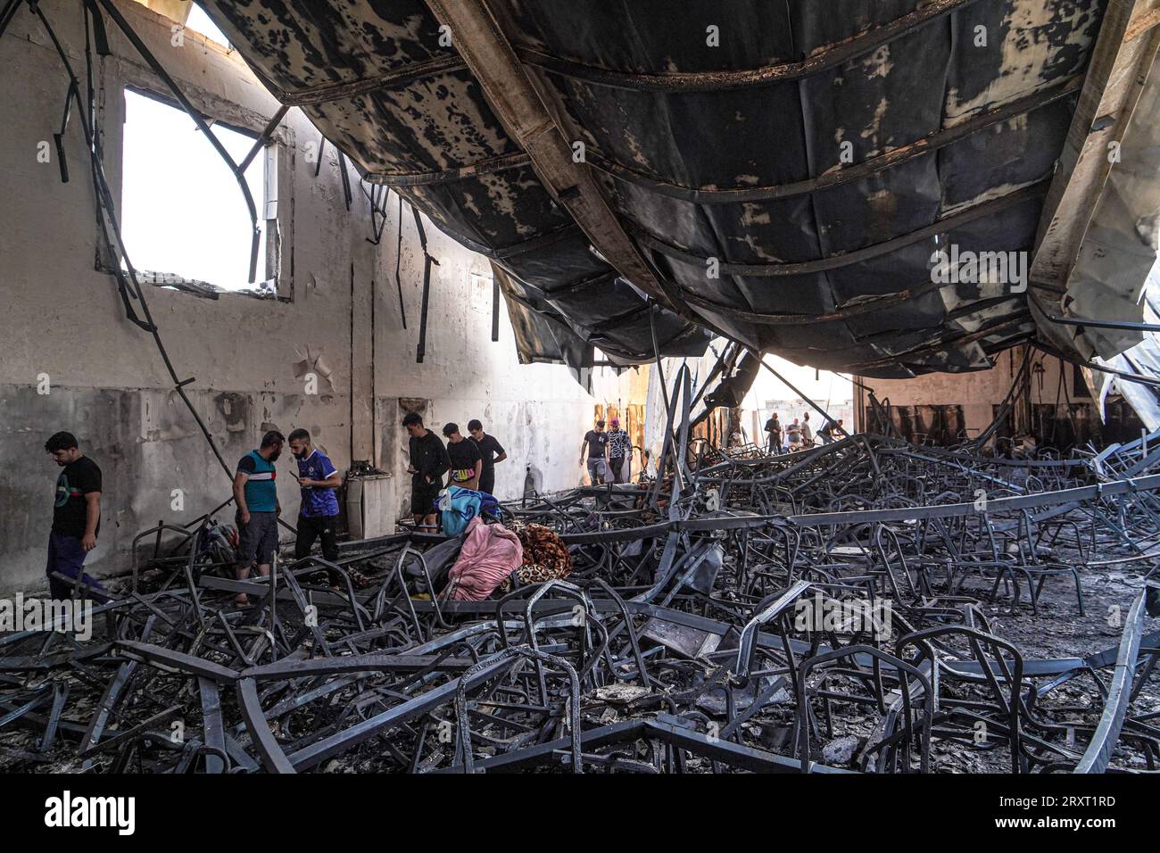 27 settembre 2023, Iraq, Hamdaniya: La gente guarda attraverso la sala ...