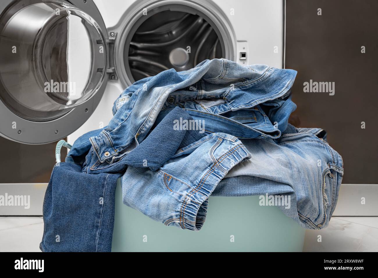 Denim cimosato grezzo immagini e fotografie stock ad alta risoluzione ...