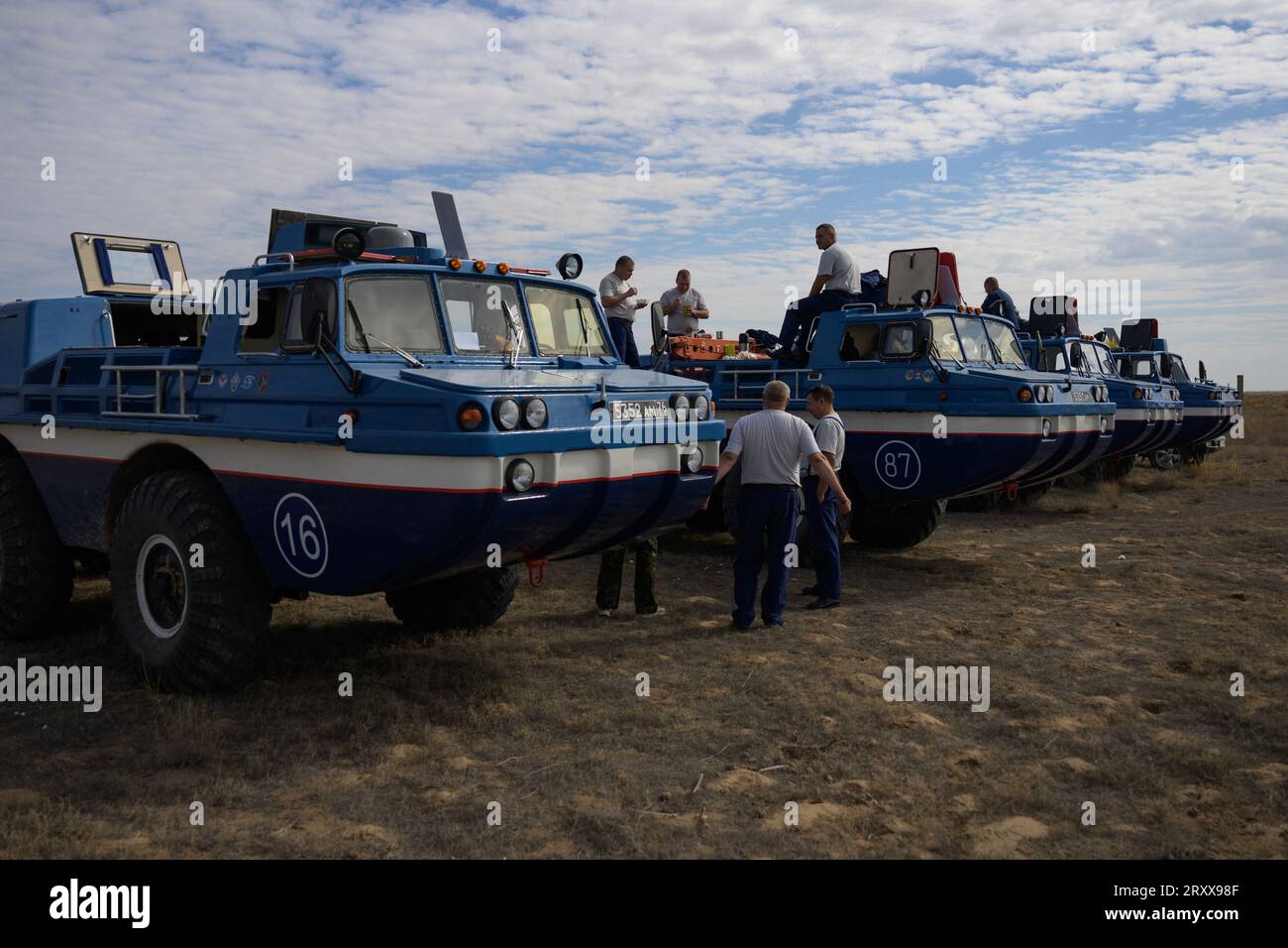 La squadra russa di ricerca e recupero All Terrain Vehicle (ATV) pranza ...